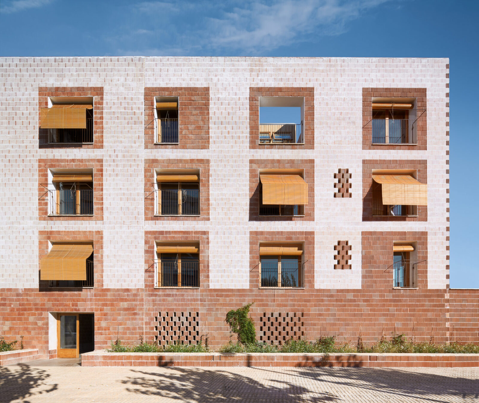 24 Public dwellings in Platja d'en Bossa designed by 08014 arquitectura - Archisearch
