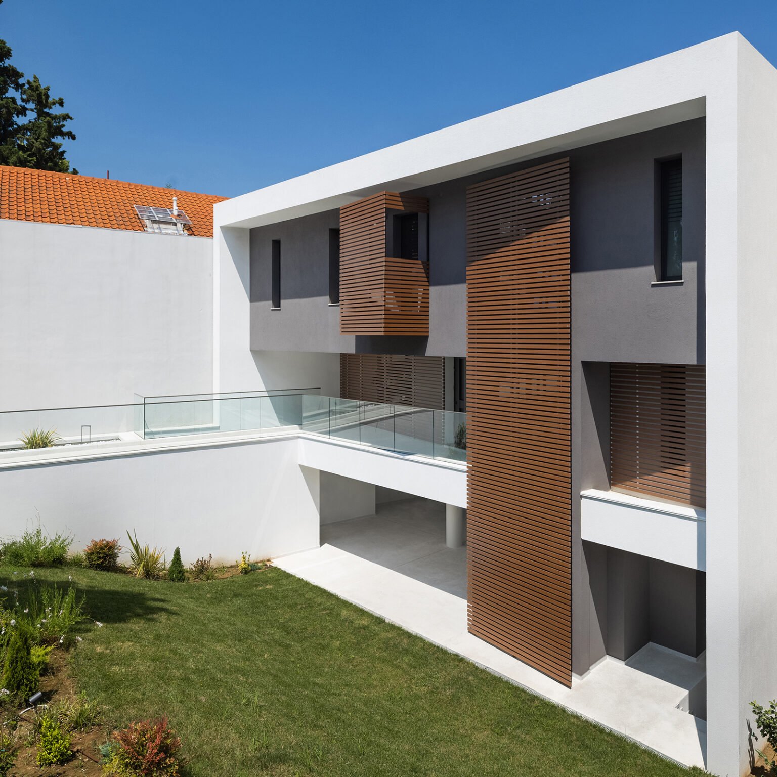 how architects created "Slope House" in Panorama, Thessaloniki ...
