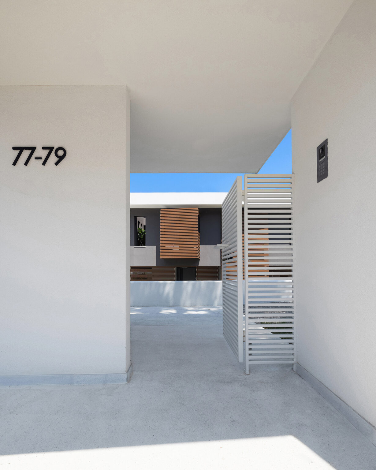 how architects created "Slope House" in Panorama, Thessaloniki - Archisearch