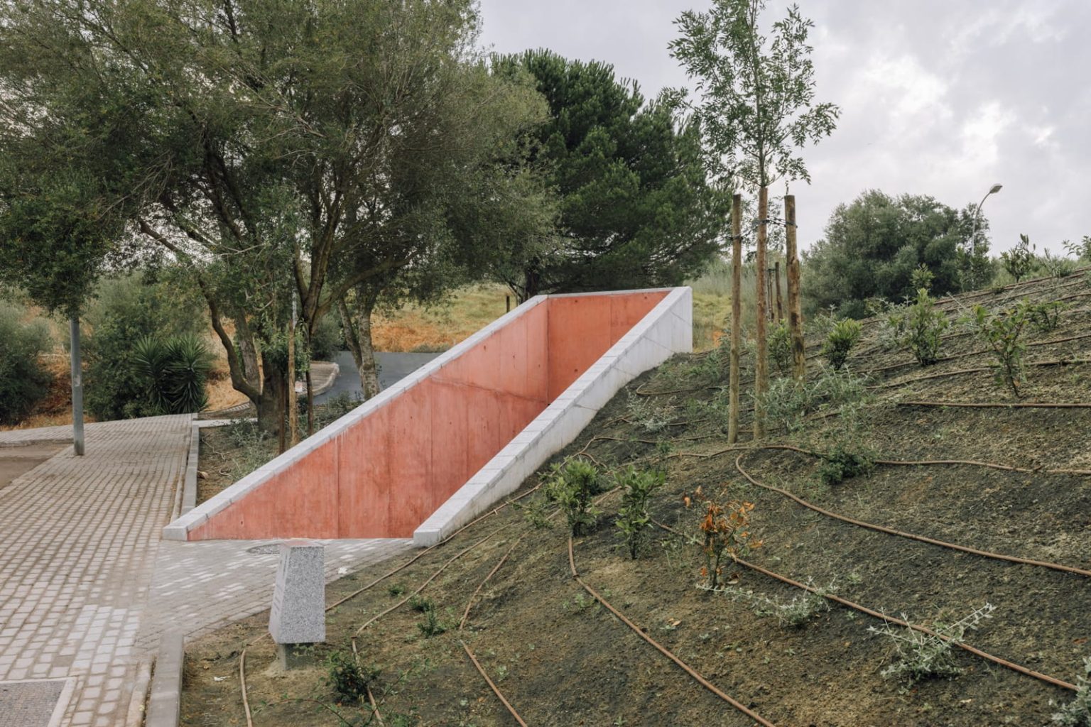 LEISURE ARCHITECTURE // A flat football pitch on a steep slope: Laje ...