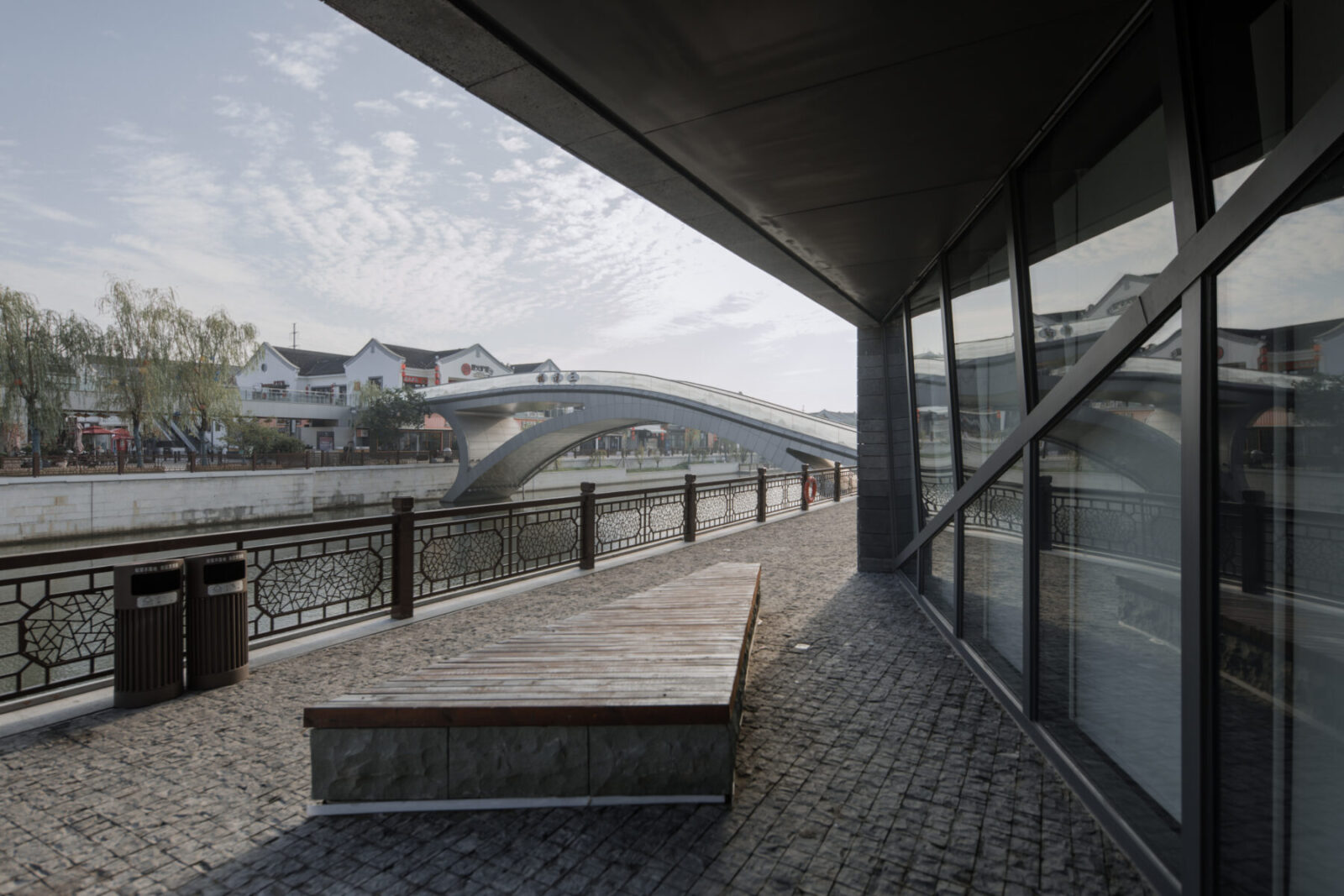 17-The recessed rest area along the riverside path ©Yang Chen - Archisearch