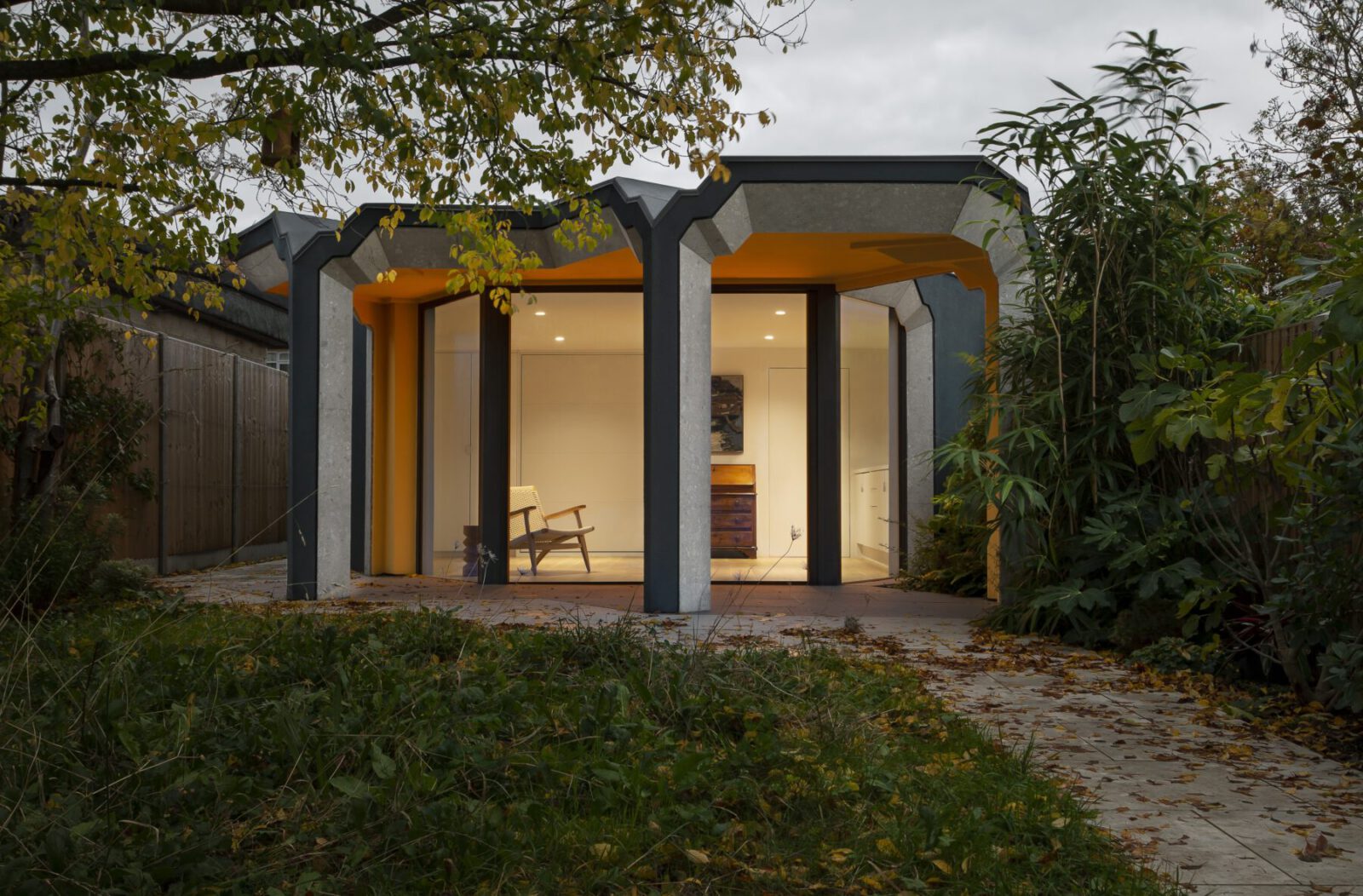 Uxbridge Bower in London | Bureau de Change - Archisearch