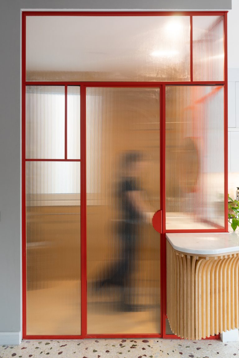 Οι ao architects ανακαινίζουν διαμέρισμα του ‘60 στο Ρουφ γύρω από μια ...