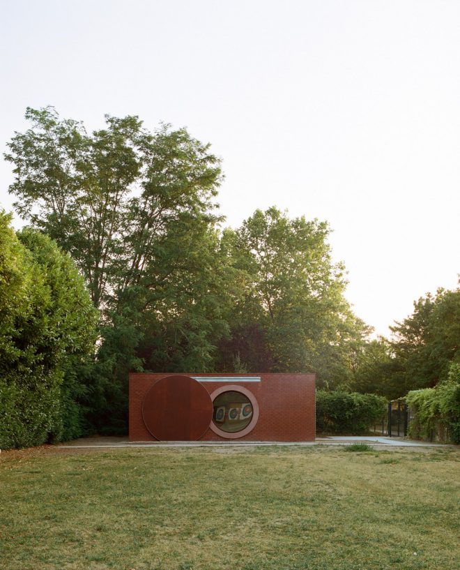 THE ARCHERY HOUSE questions the role of a building in the middle of ...