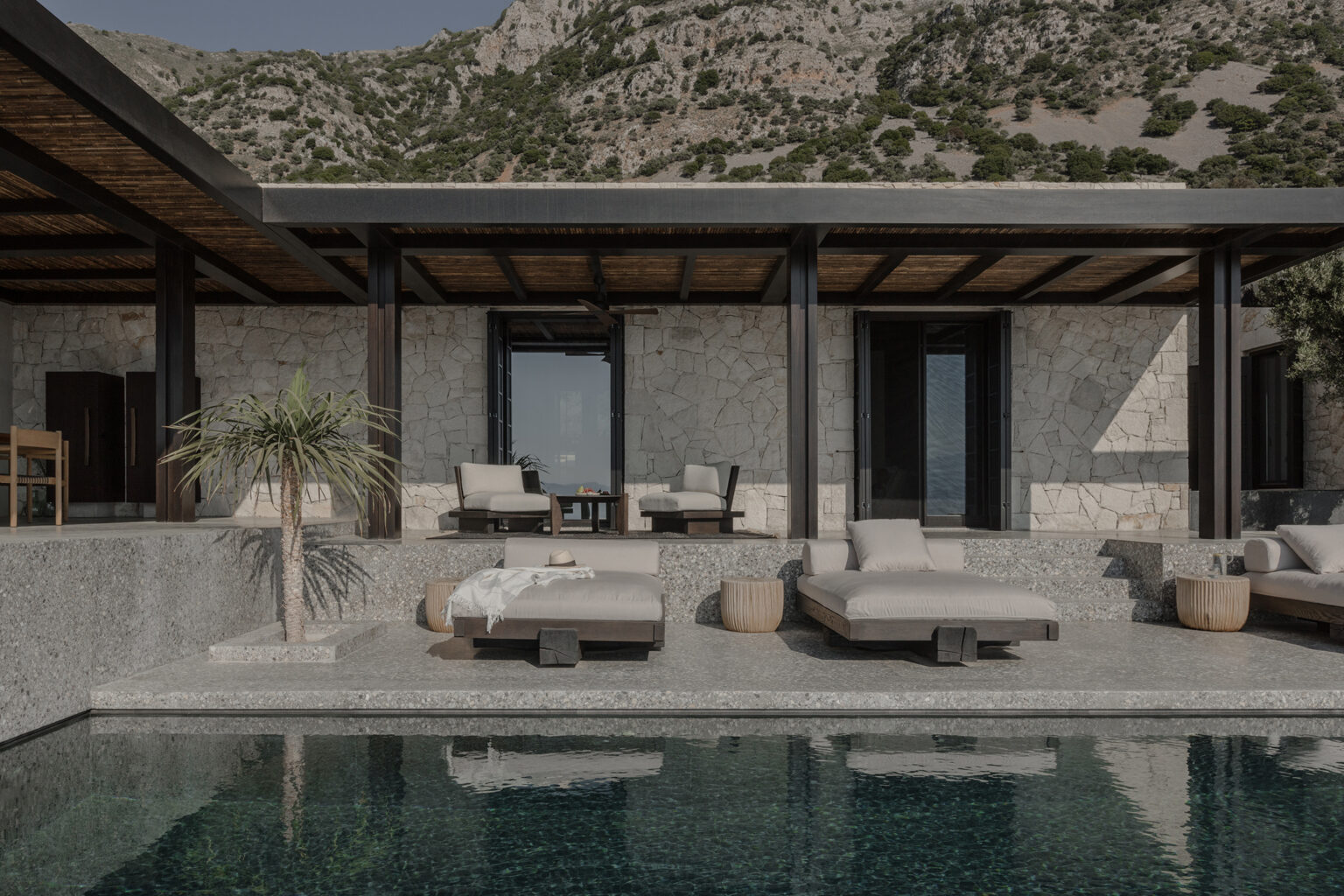 'Ο Λόφος': οι Block722 Architects σχεδίασαν μια εντυπωσιακή κατοικία στους πρόποδες του βουνού ...