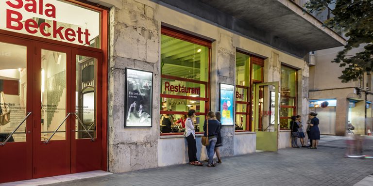 Old and new coexists in Sala Beckett theatre | Flores & Prats - Archisearch