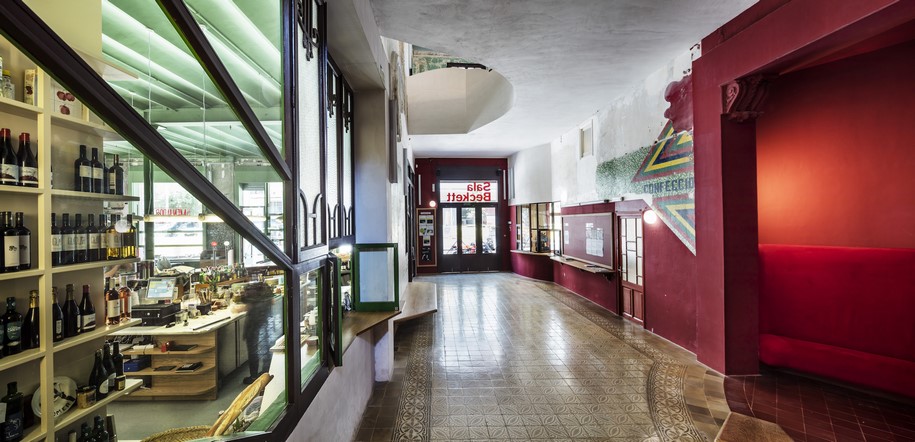 Old and new coexists in Sala Beckett theatre | Flores & Prats - Archisearch