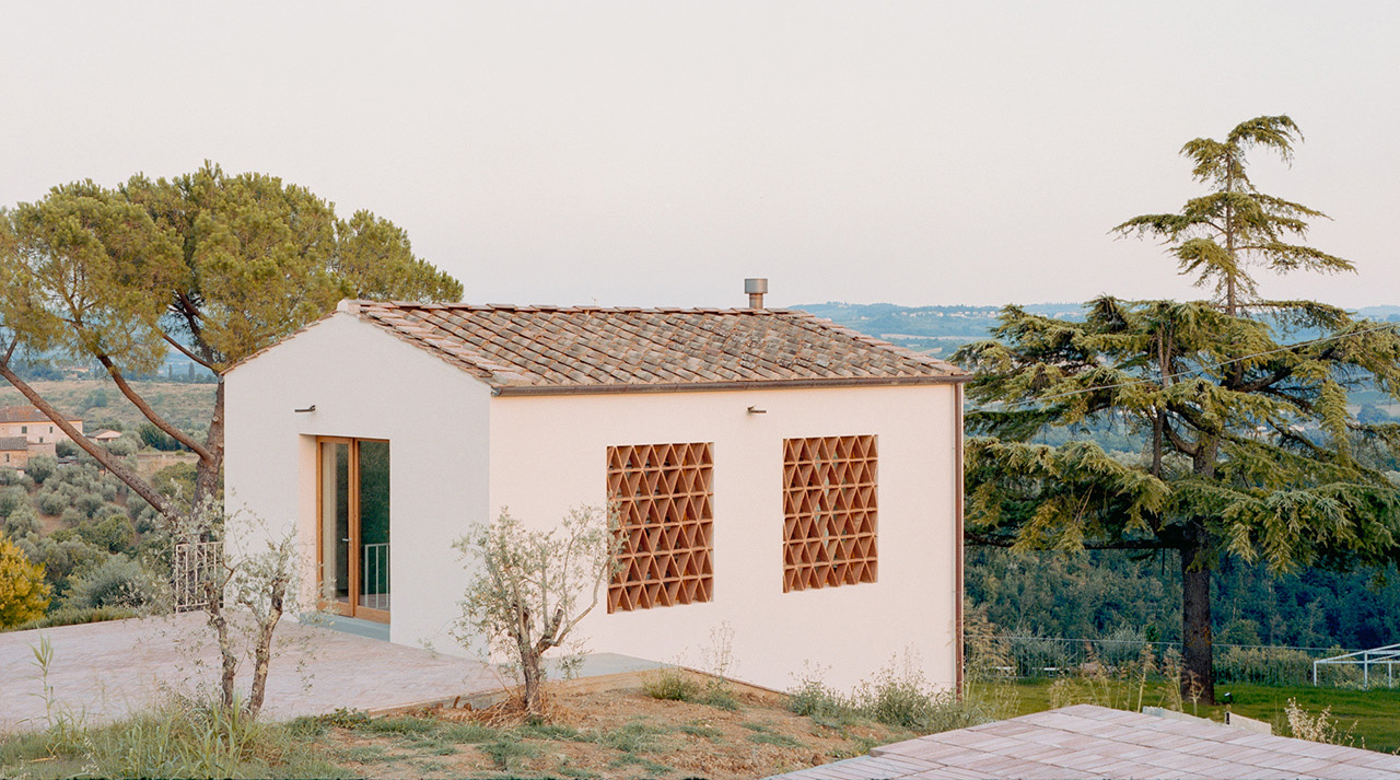 Domestic life redefined with simplicity and purity in Fienile N in ...