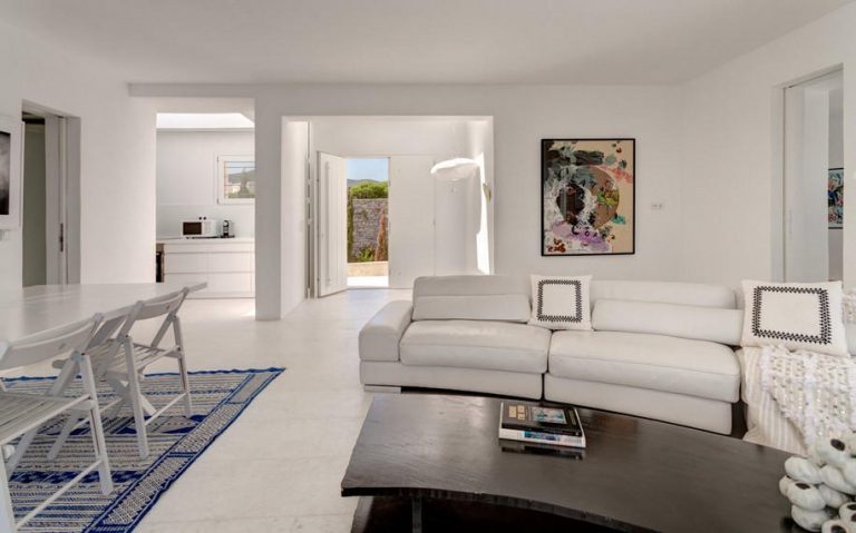 A House in Paros Embraces Art / Vazeos Petropoulos - Maria Demetriadis ...