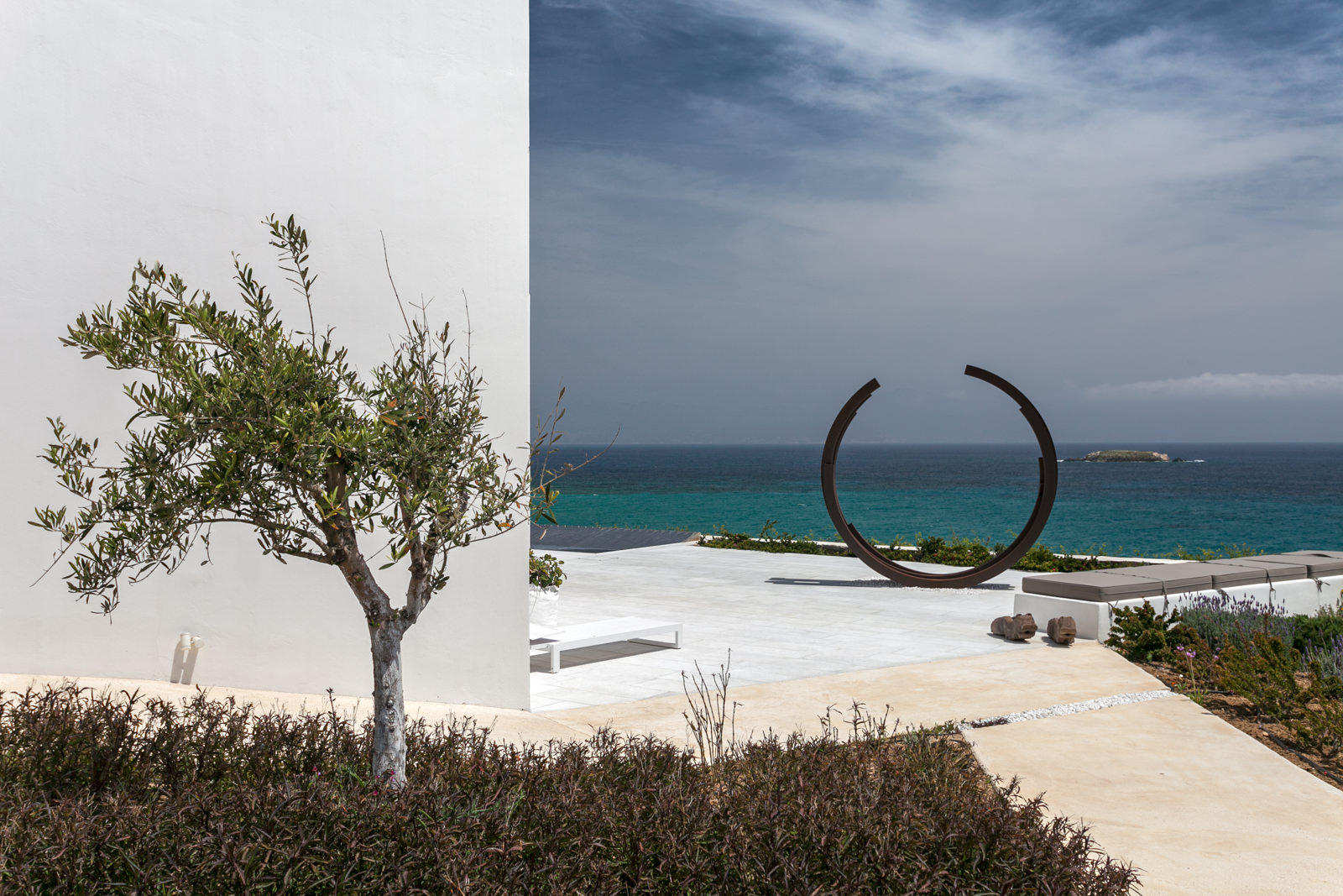 A House in Paros Embraces Art / Vazeos Petropoulos - Maria Demetriadis ...
