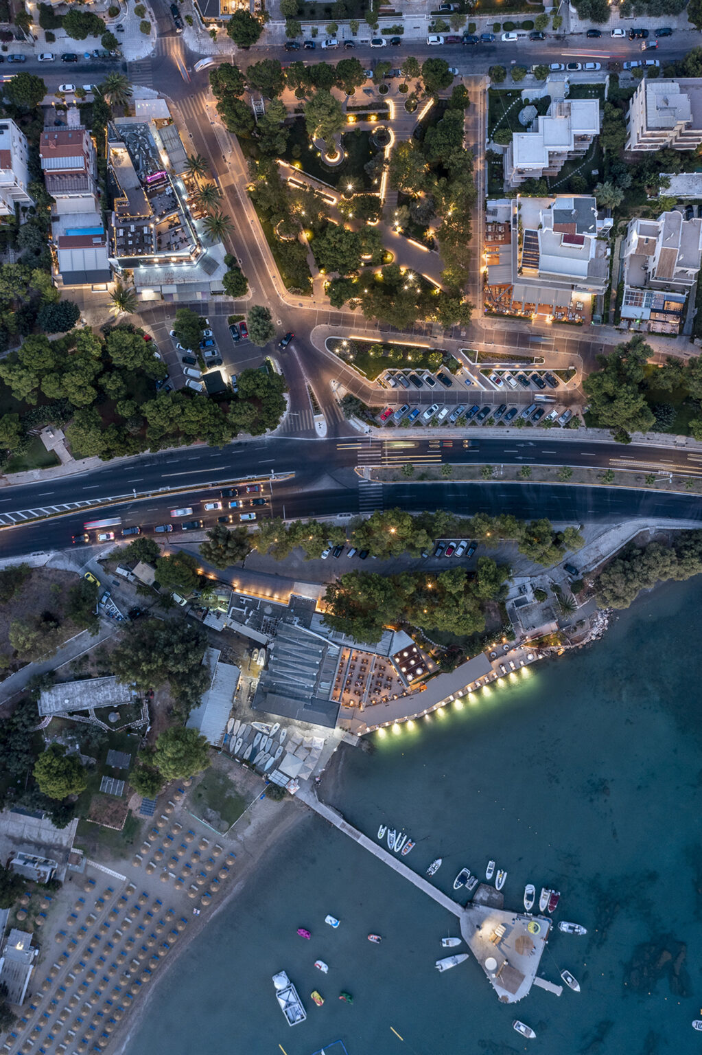 Ο ανασχεδιασμός της Πλατείας Νυμφών στη Βουλιαγμένη από τους Athens ...