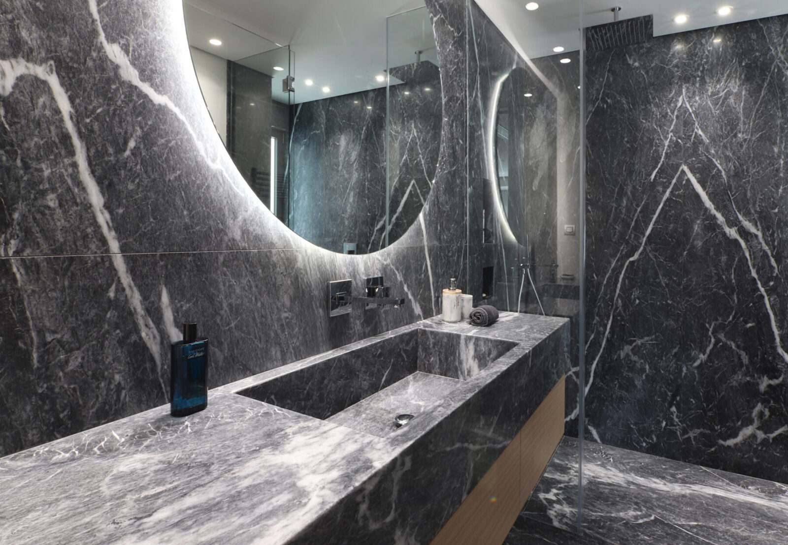 Apartment X19: a hybrid of an Athenian apartment and a luxurious ...