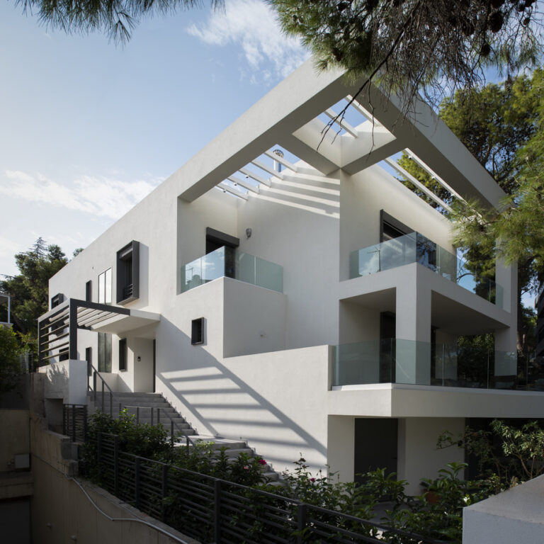 Ριζική ανακατασκευή διώροφης κατοικίας στη Φιλοθέη | by Sgoutas Architects